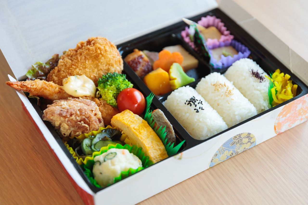 八重（やえ）【行楽弁当】 - お弁当・仕出し 一汁三菜